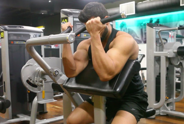 Rosca Scott Máquina - Fitness Magazine